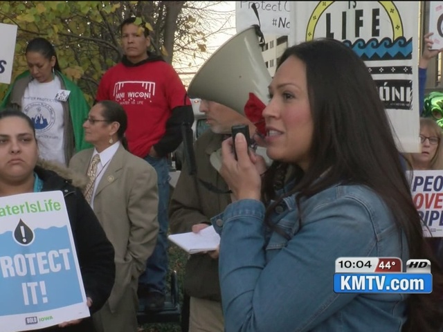 Hundreds protest the DAPL in Downtown Omaha